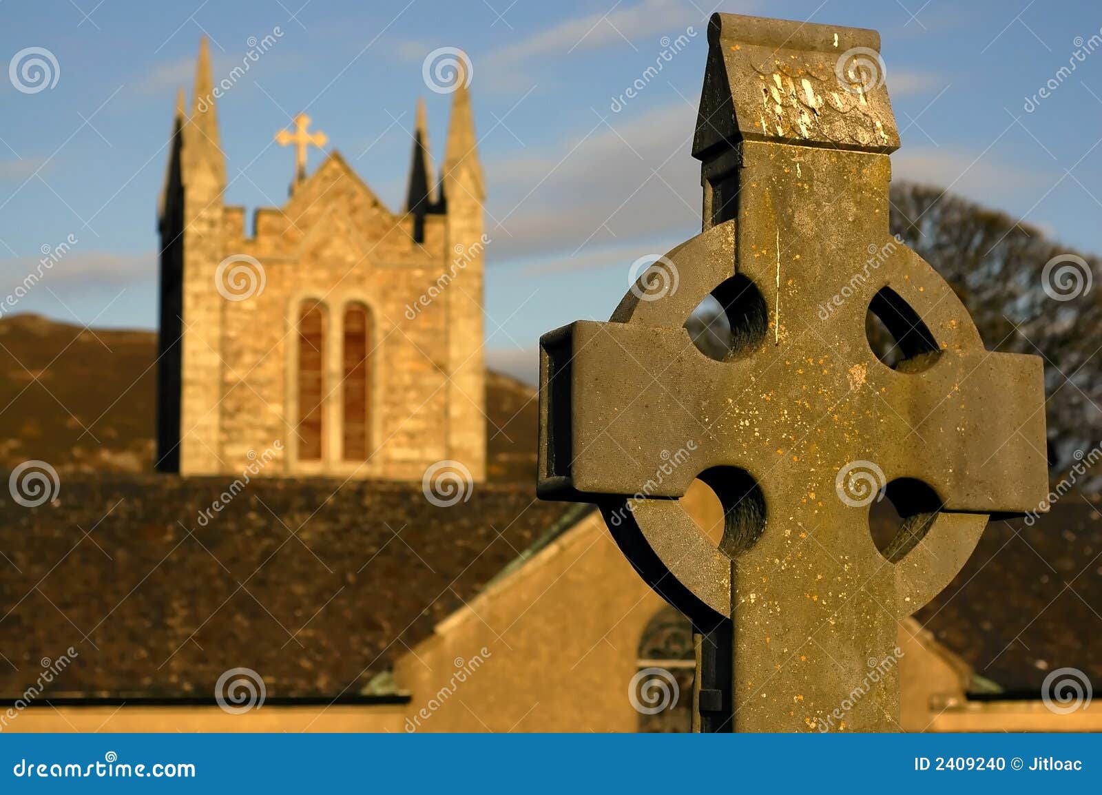 Cruz celta com a igreja foto de stock. Imagem de irlanda - 2409240