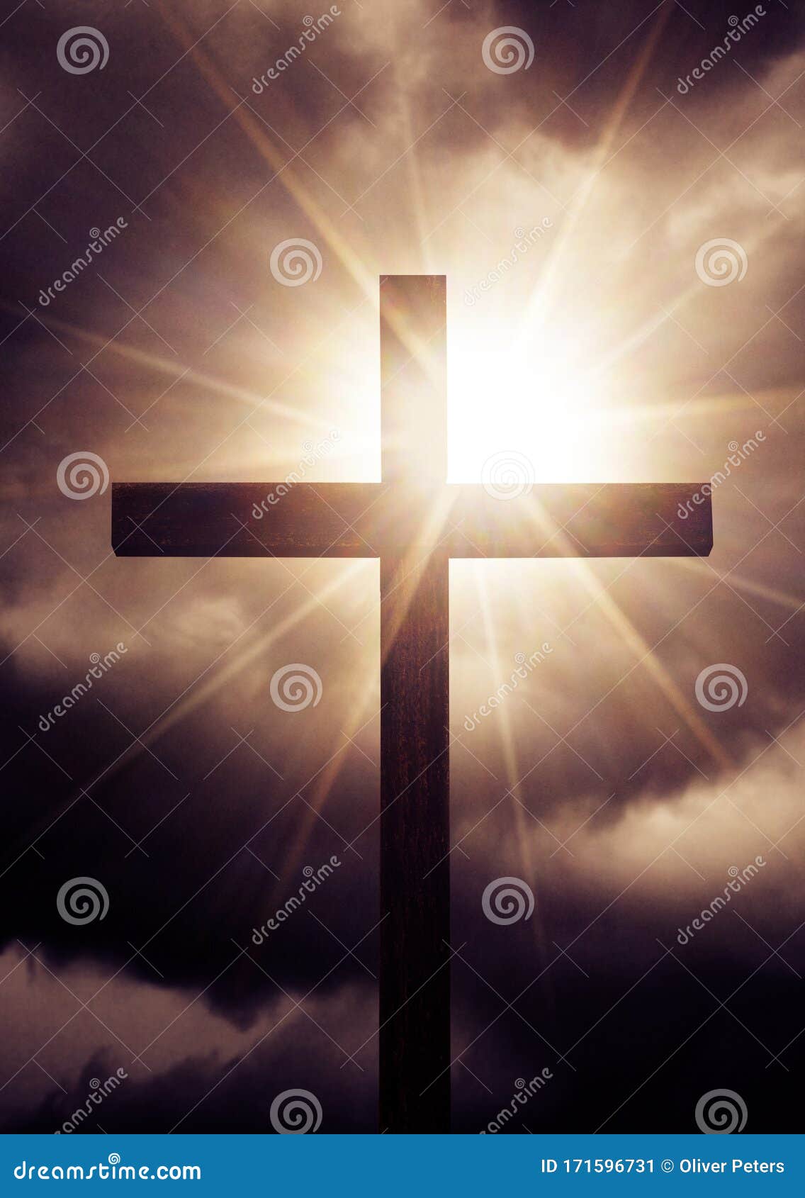 Cruz com luz solar imagem de stock. Imagem de céu, cruz - 171596731