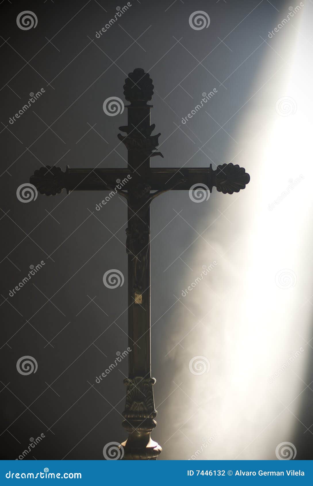 Cruz Com Uma Raia Da Luz Divina Foto de Stock - Imagem de ...