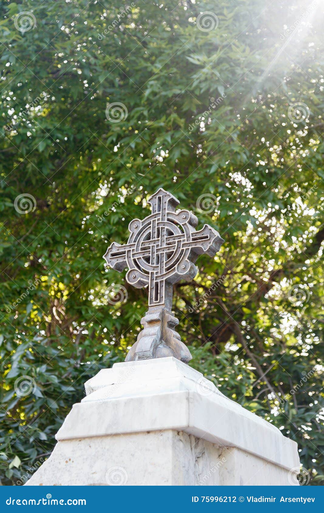 Cruz con un círculo dentro fotografía editorial. Imagen de honestidad ...