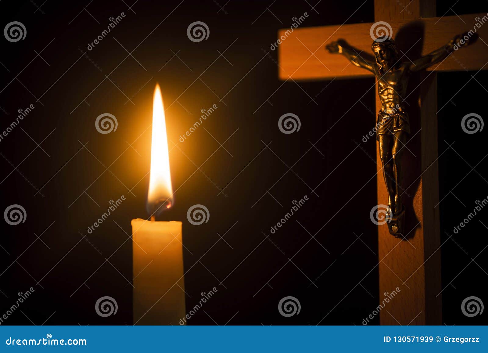 Cruz De Madeira Com Velas Iluminadas No Fundo Imagem de Stock - Imagem ...