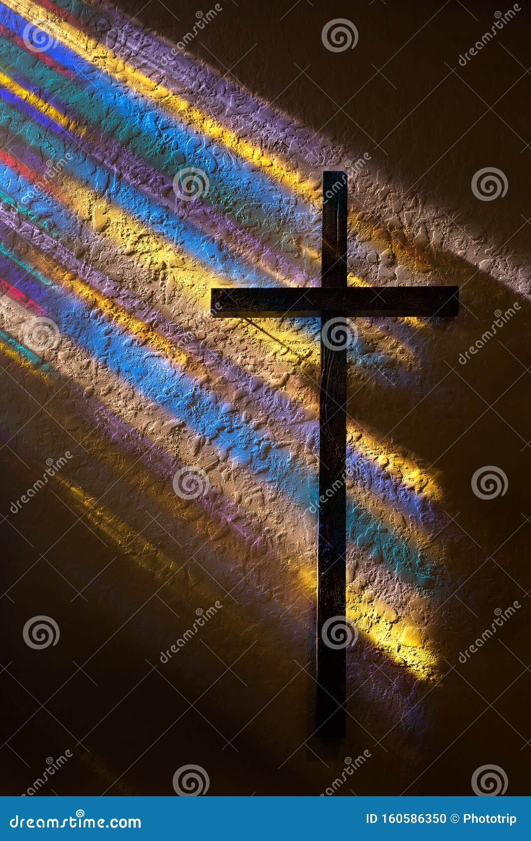 Cruz De Madera Con Colores De Luz Foto de archivo - Imagen de cristiano ...