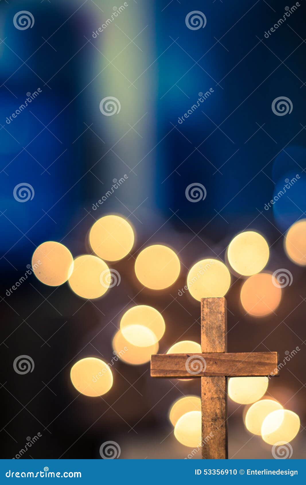 Cruz De Madera Y Luces Defocused Foto de archivo - Imagen de ...