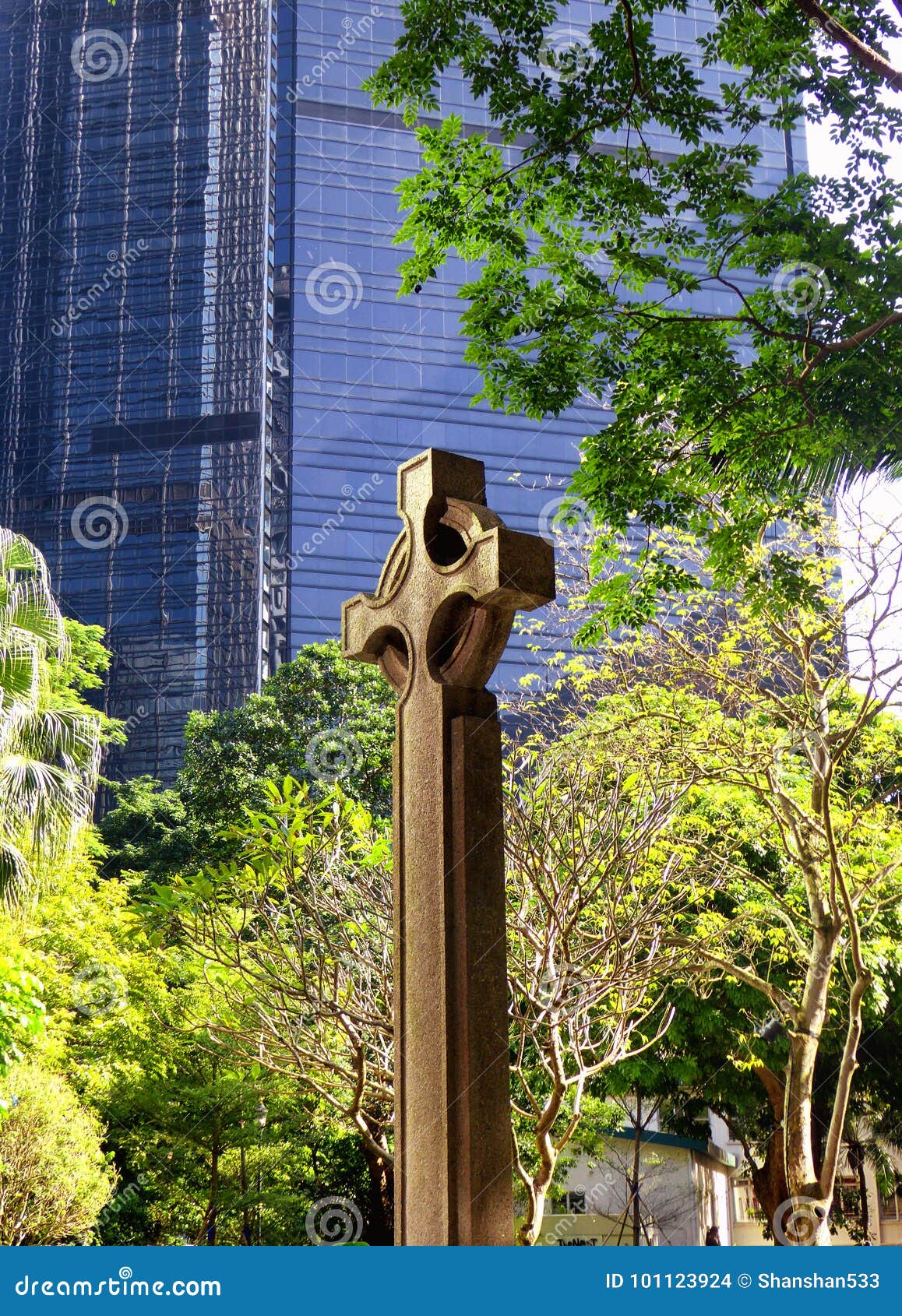 A Cruz De Pedra Anglicana Da Igreja Foto de Stock - Imagem de fundo ...
