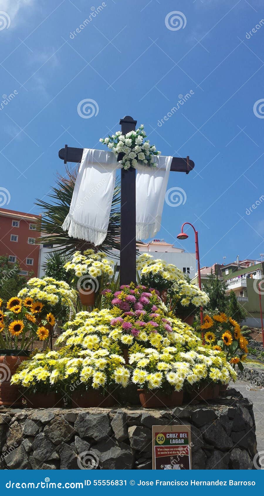 Cruz decorada imagem de stock. Imagem de turismo, flor - 55556831