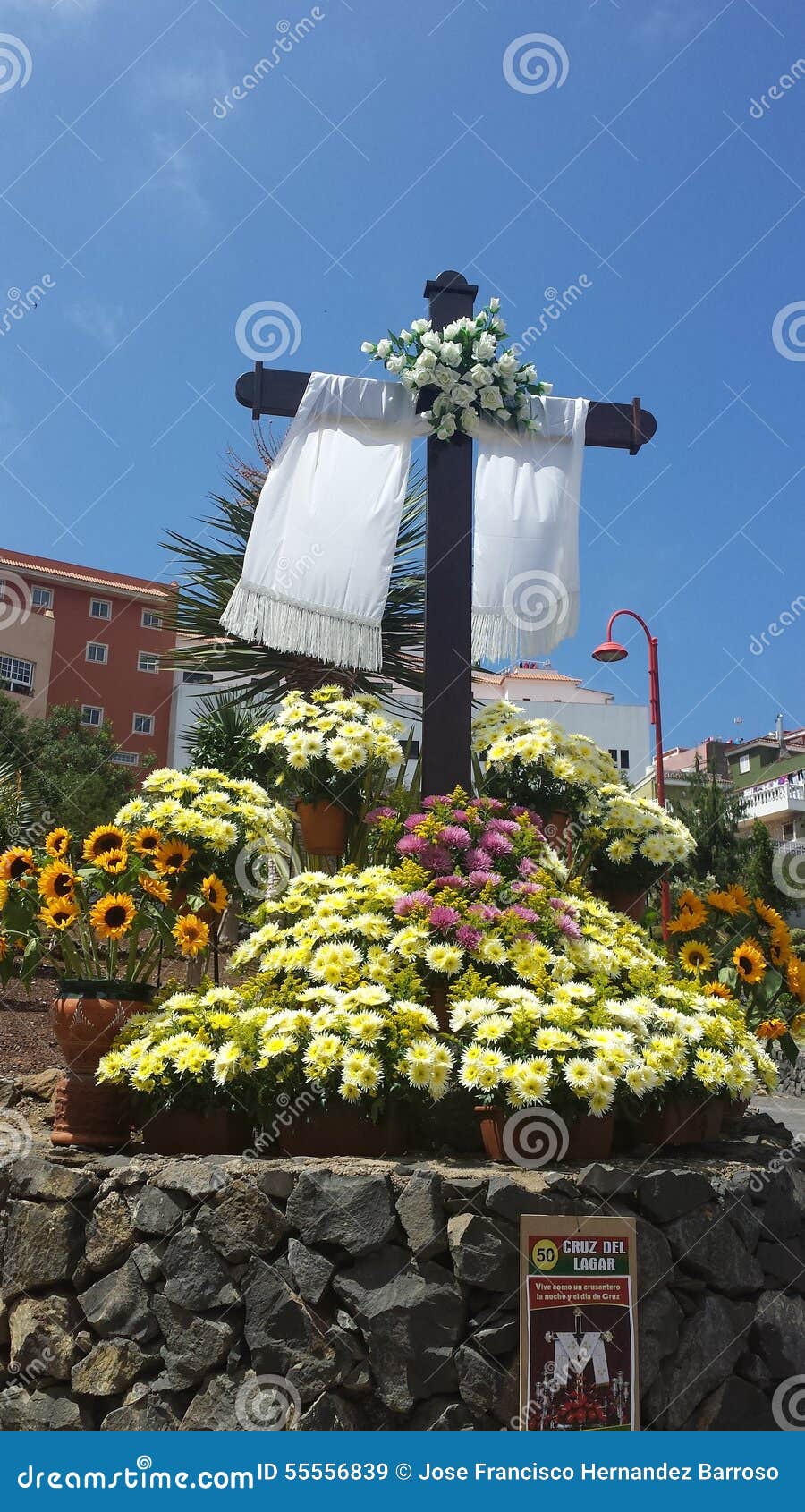 Cruz decorada imagem de stock. Imagem de adorado, partidos - 55556839