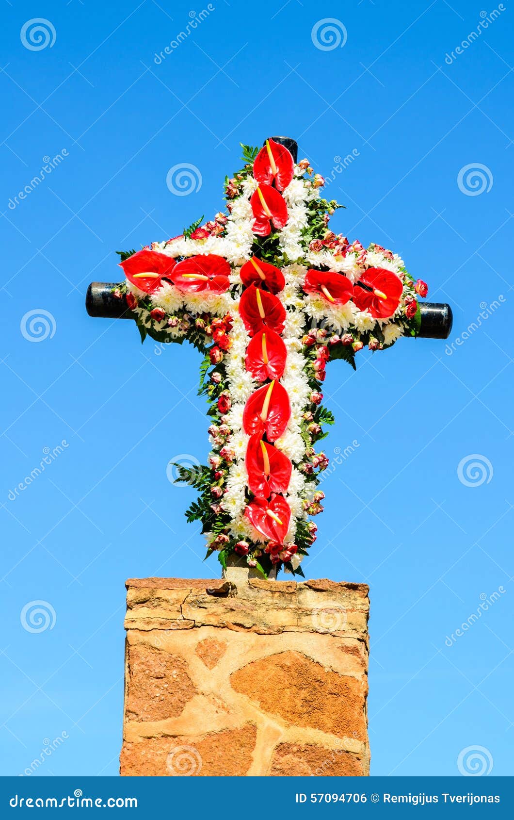 Cruz Decorada Com Flores Fotos De Stock - Baixe 77 Fotos Royalty Free