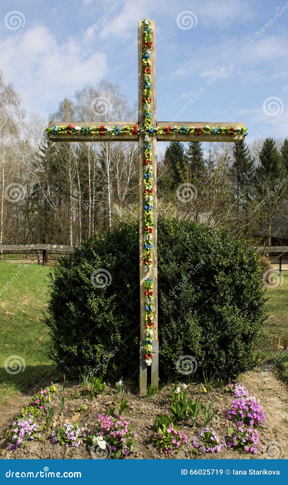 Cruz decorada com flores imagem de stock. Imagem de punho - 66025719