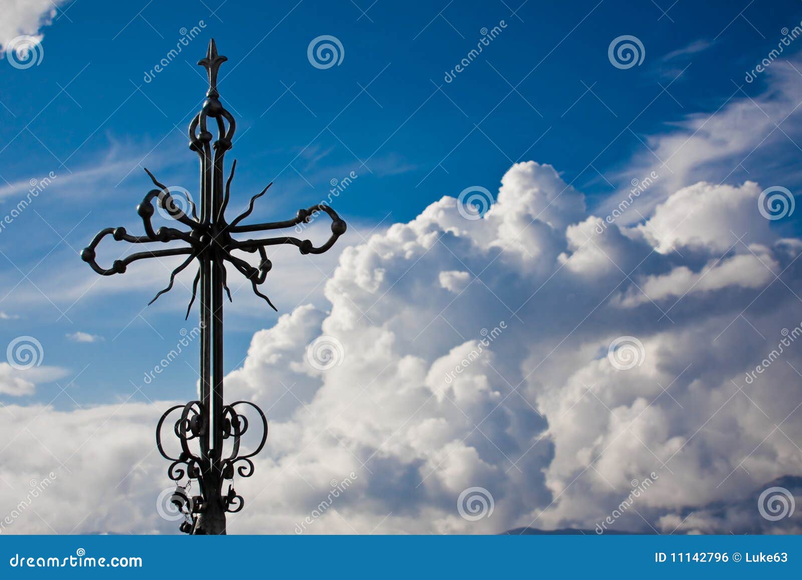 Cruz e nuvens foto de stock. Imagem de objeto, cenas - 11142796