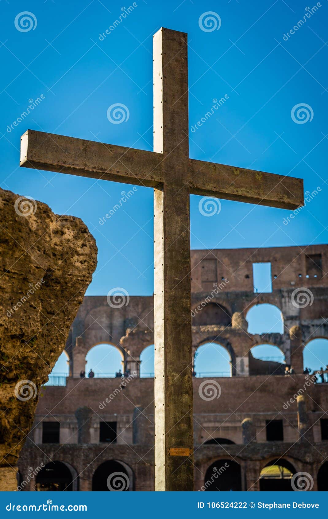 Cruz En El Colosseum En Roma Foto de archivo - Imagen de viejo, iglesia ...
