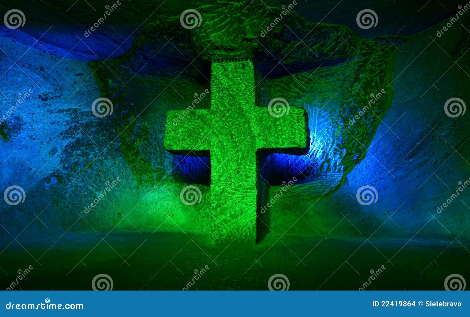 Cruz En La Catedral De La Sal Foto de archivo - Imagen de verde, luces ...