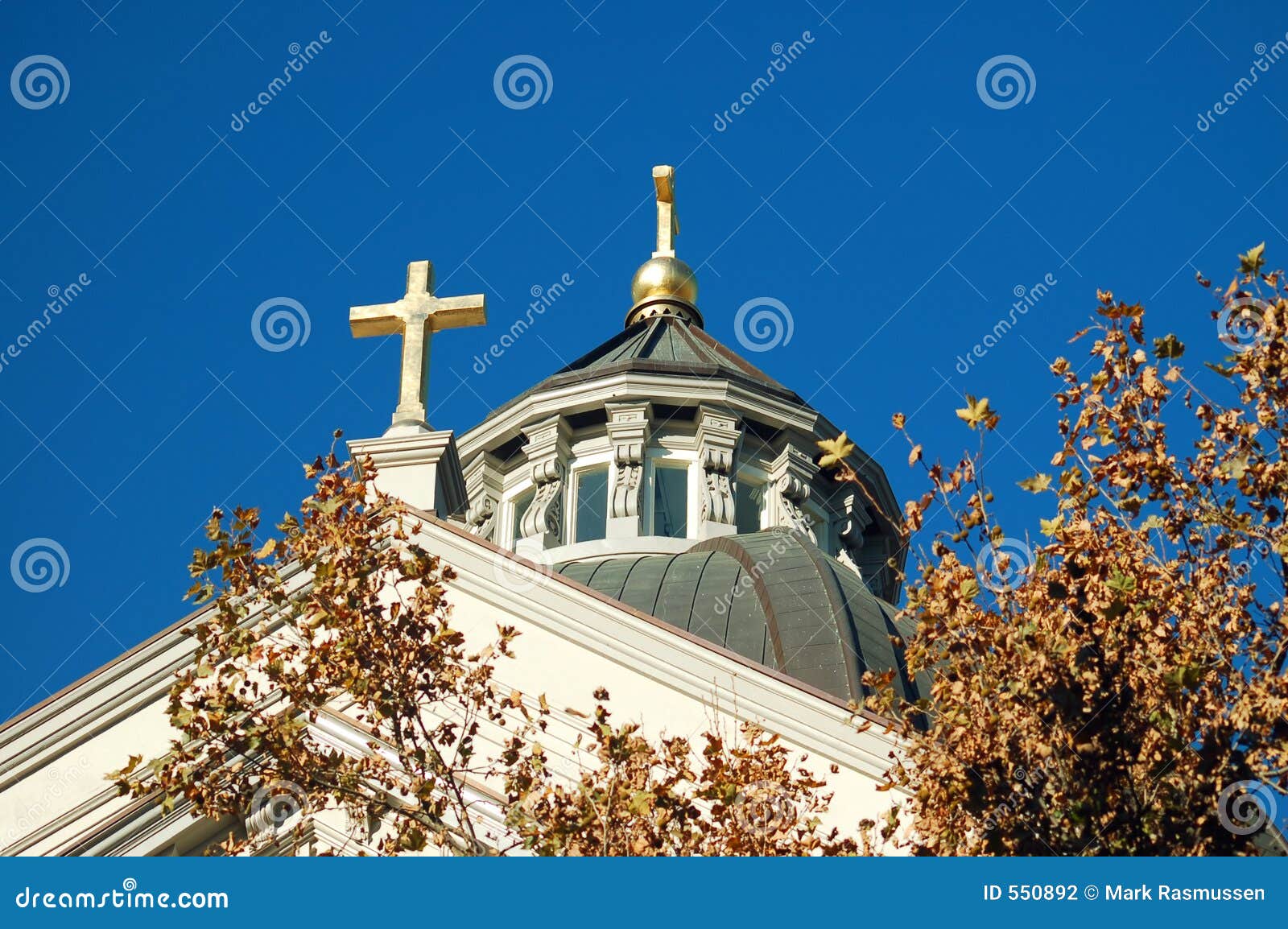 Cruz en una iglesia foto de archivo. Imagen de religioso - 550892