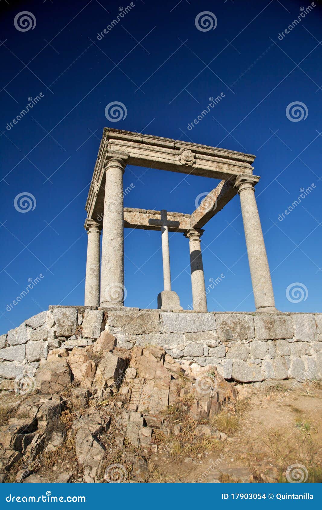 Cruz entre cuatro columnas foto de archivo. Imagen de antiguo - 17903054