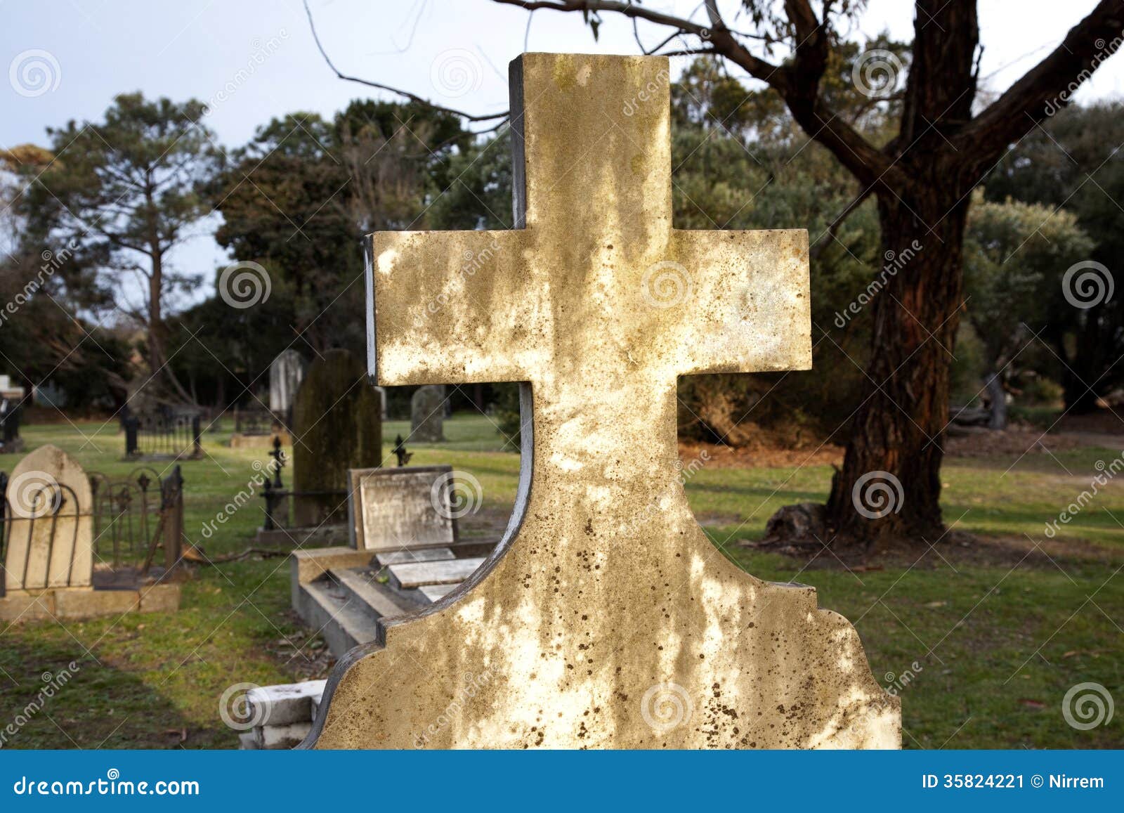 Cruz grande imagen de archivo. Imagen de muerto, cruz - 35824221