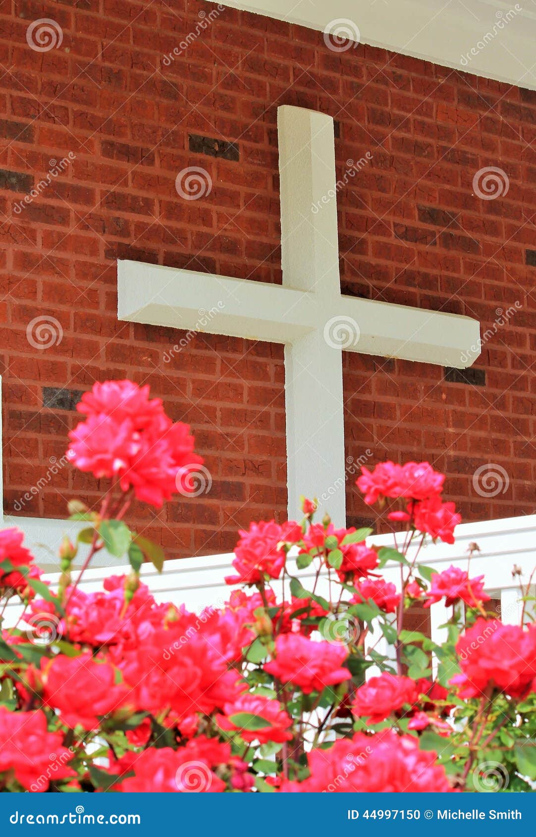 Cruz Grande Con Las Flores Rosadas Foto de archivo - Imagen de cruz ...