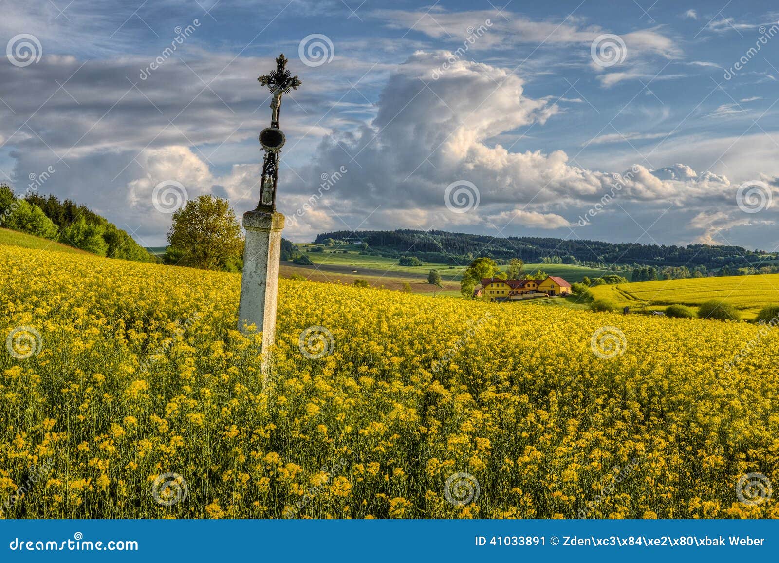 Cruz inclinada imagen de archivo. Imagen de prado, religioso - 41033891