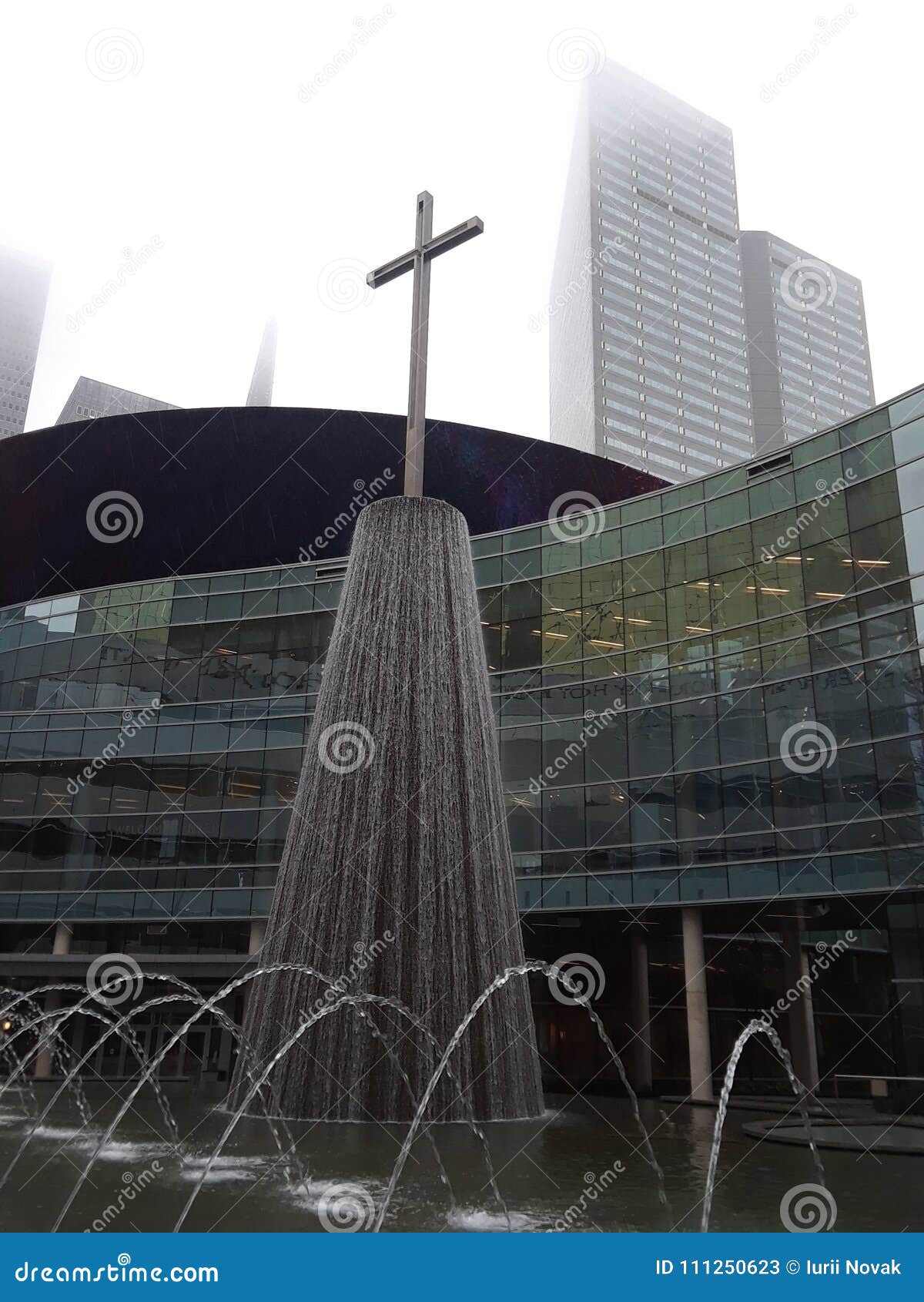 Cruz moderna imagem de stock. Imagem de cristianismo - 111250623