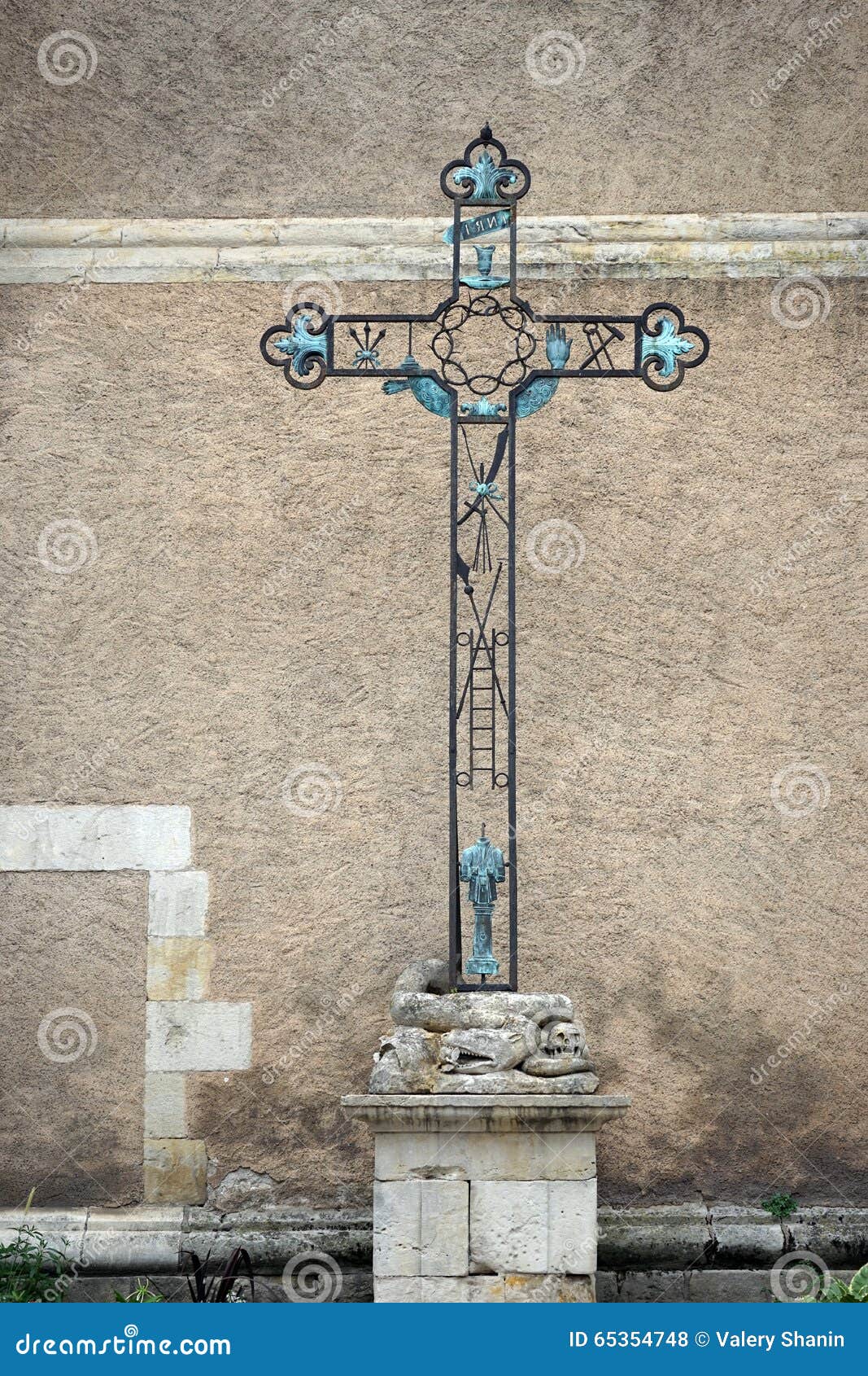 Cruz moderna foto de archivo. Imagen de exterior, catedral - 65354748