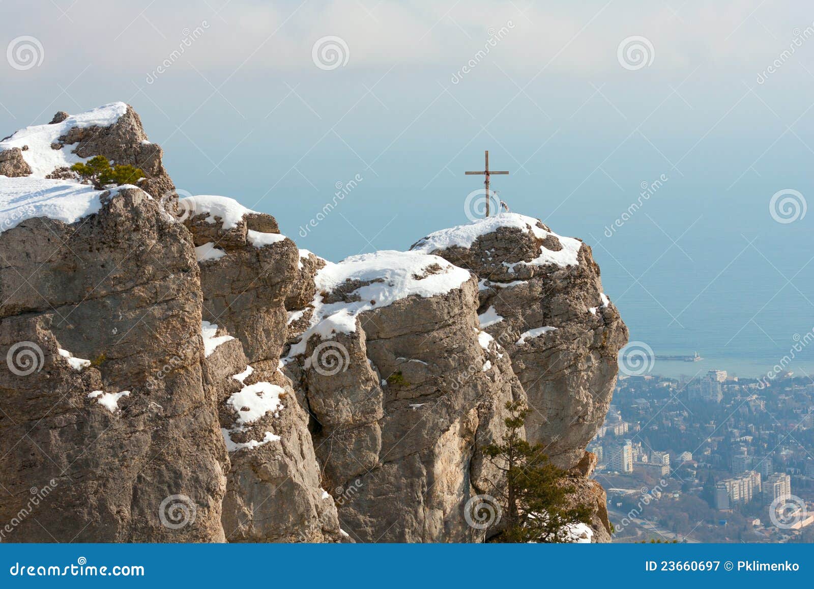 Cruz na rocha imagem de stock. Imagem de alto, vista - 23660697