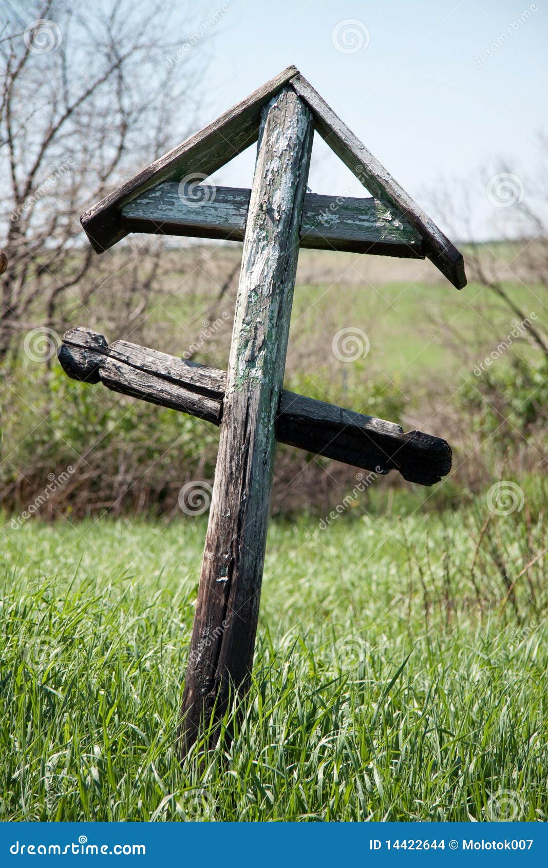 Cruz que se inclina foto de archivo. Imagen de espiritualidad - 14422644