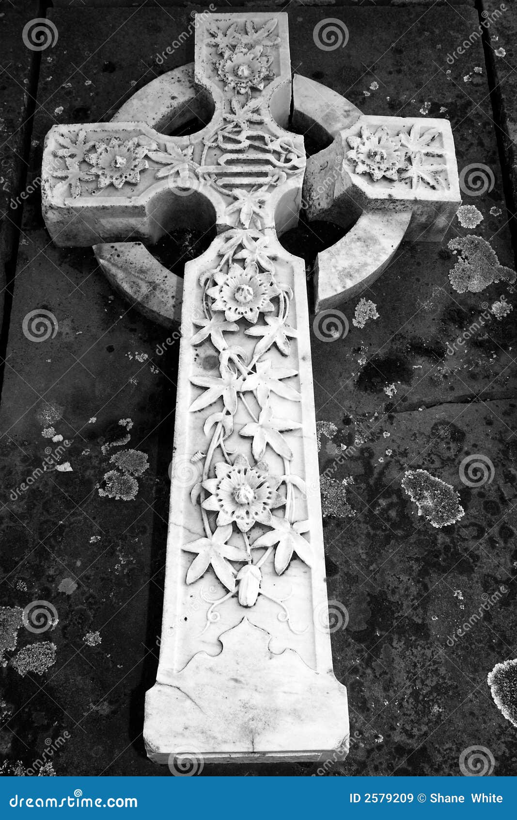 Cruz quebrada imagen de archivo. Imagen de negro, cruz - 2579209