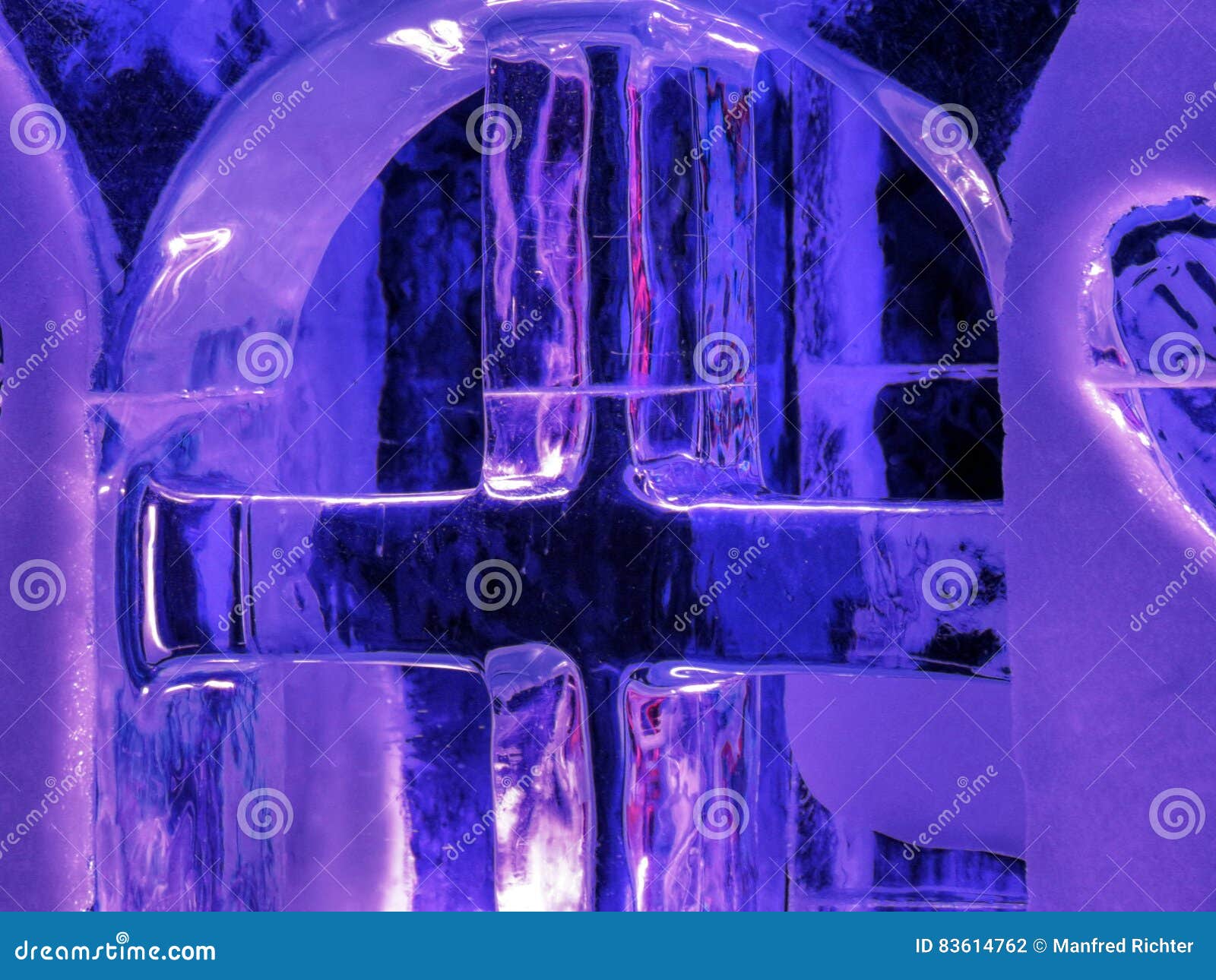 Cruz Rosada Hecha Del Hielo Foto de archivo - Imagen de agua ...