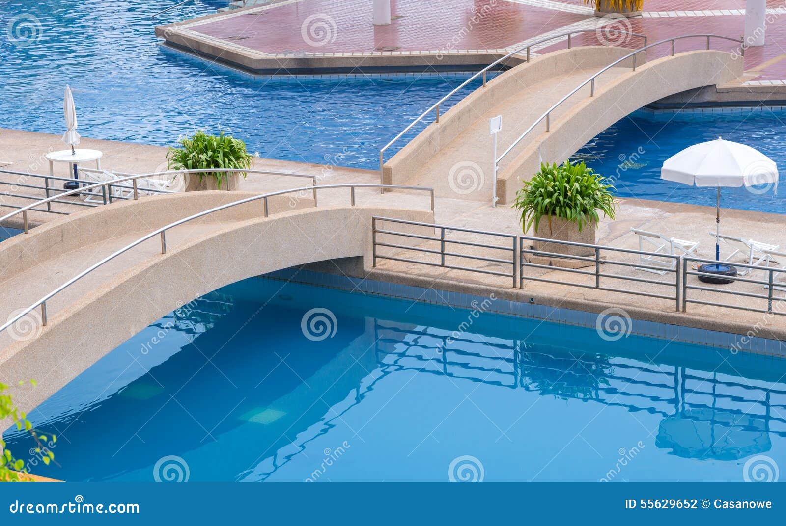 Cruzamento De Pedra Da Ponte Na Piscina Foto de Stock - Imagem de ... Cruzamento De Pedra Da Ponte Na Piscina Foto de Stock - Imagem de ...