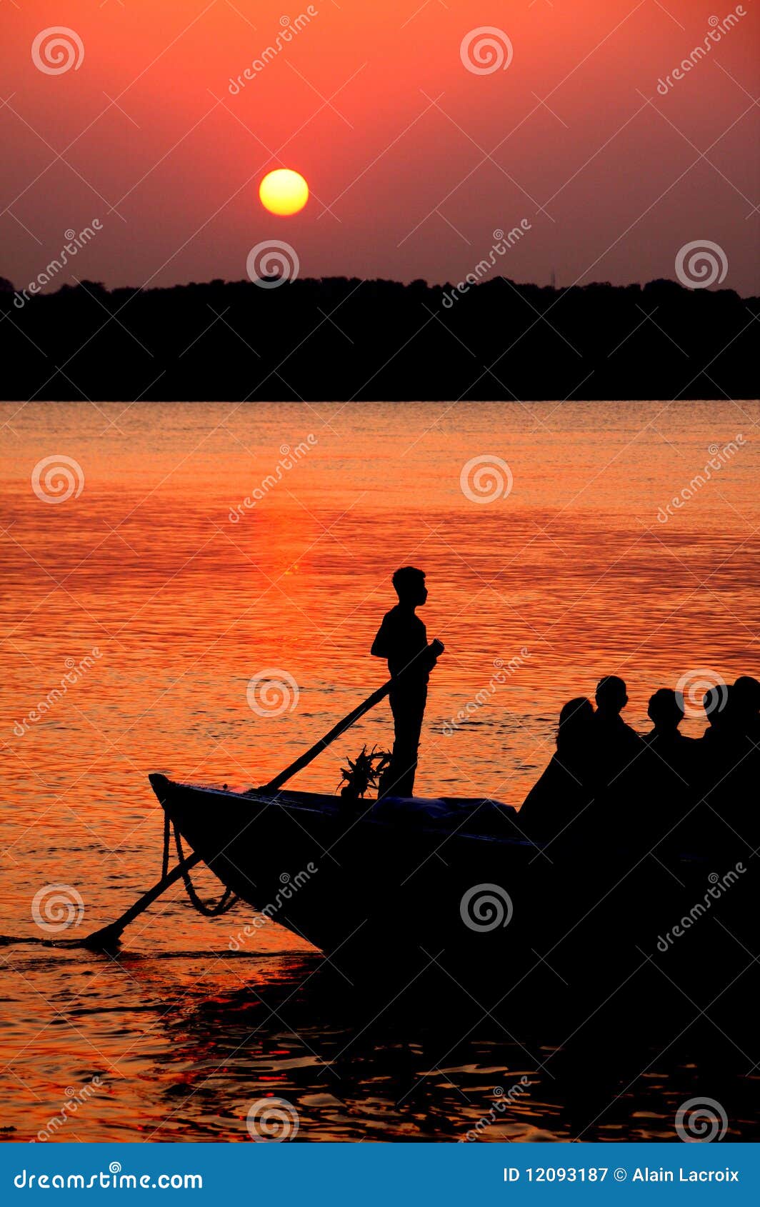 Cruzando o rio imagem de stock. Imagem de terra, ambiente - 12093187
