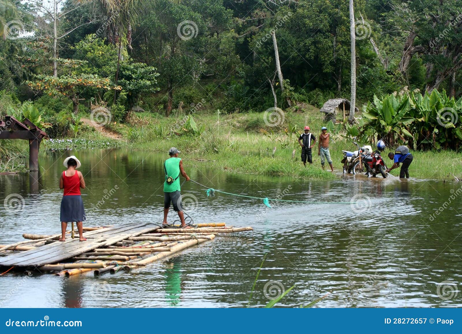 Cruzar el río en una balsa fotografía editorial. Imagen de selva - 28272657