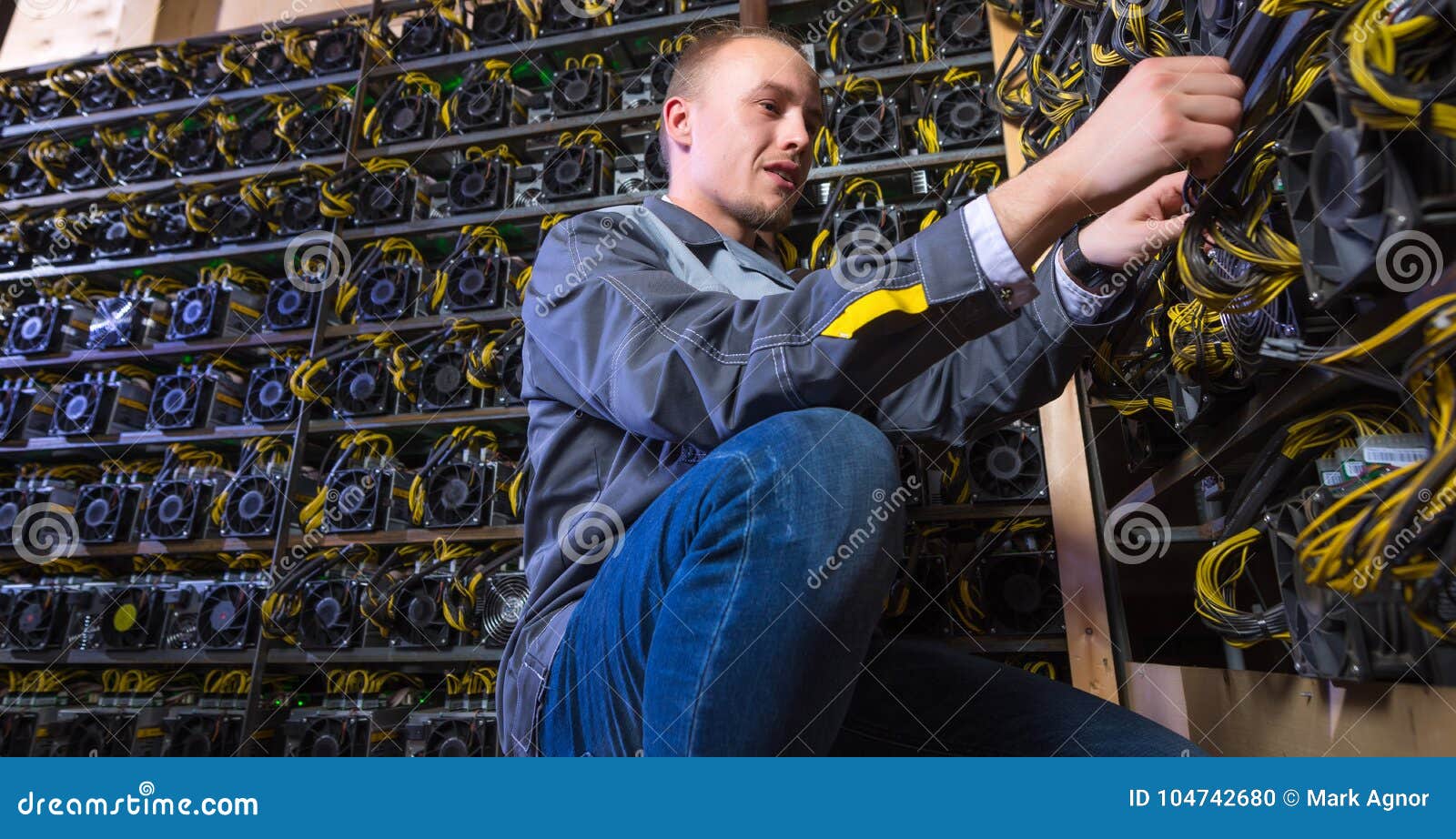 Cryptocurrency Del Bitcoin Del Minero Foto de archivo - Imagen de ...