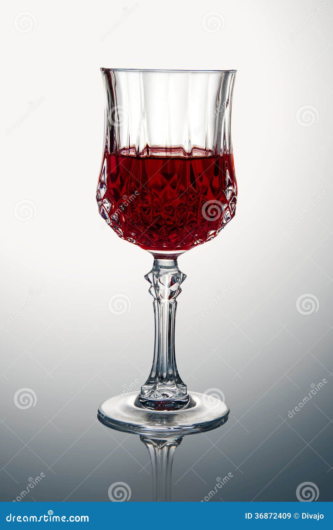 Crystal Glass mit Rotwein stockbild. Bild von reflexion - 36872409