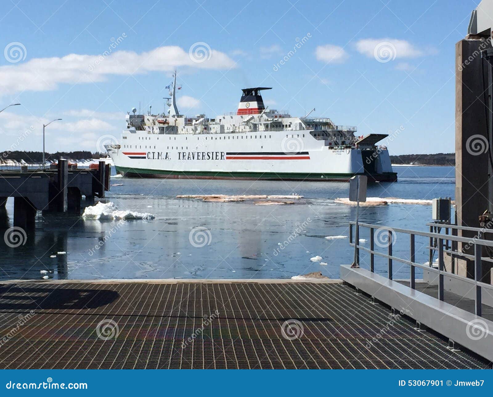 CTMA traversier editorial photo. Image of backs, ferry - 53067901