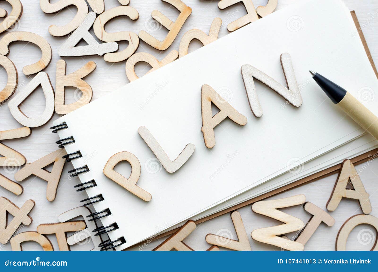 Cuaderno Con Las Letras Y La Pluma Del Plan Imagen de archivo - Imagen ...