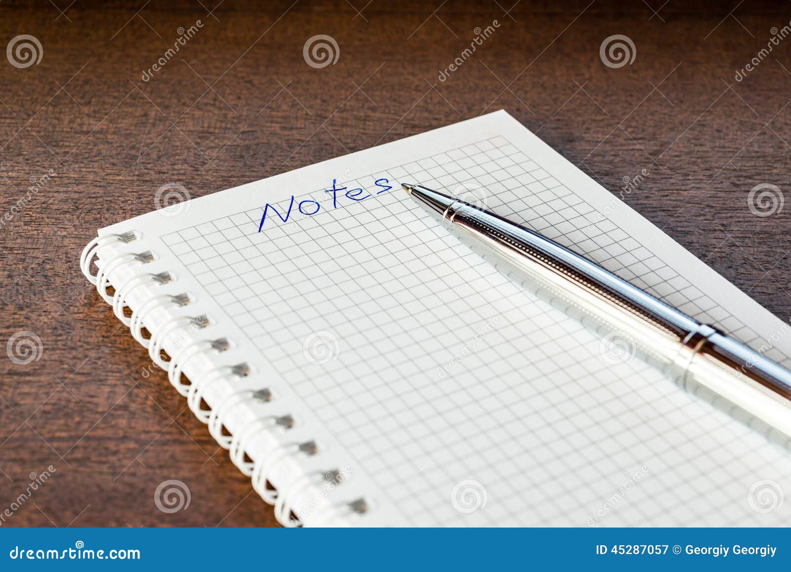 Cuaderno Y Una Pluma Para Las Notas Imagen de archivo - Imagen de ...