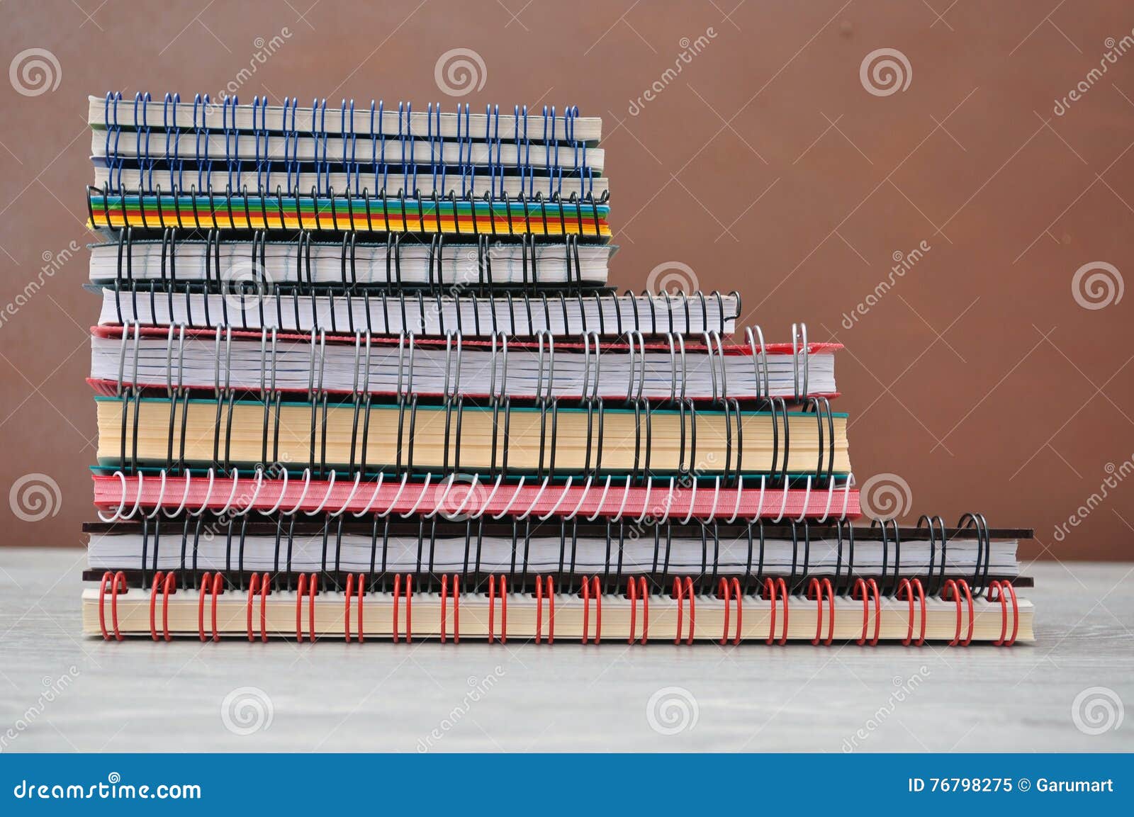 Cuadernos Espirales Apilados Imagen de archivo - Imagen de macro ...