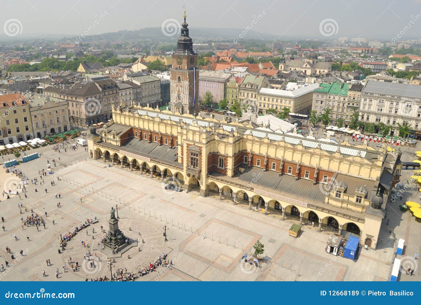 Cuadrado De Mercado De Kraków Imagen de archivo - Imagen de aéreo ...