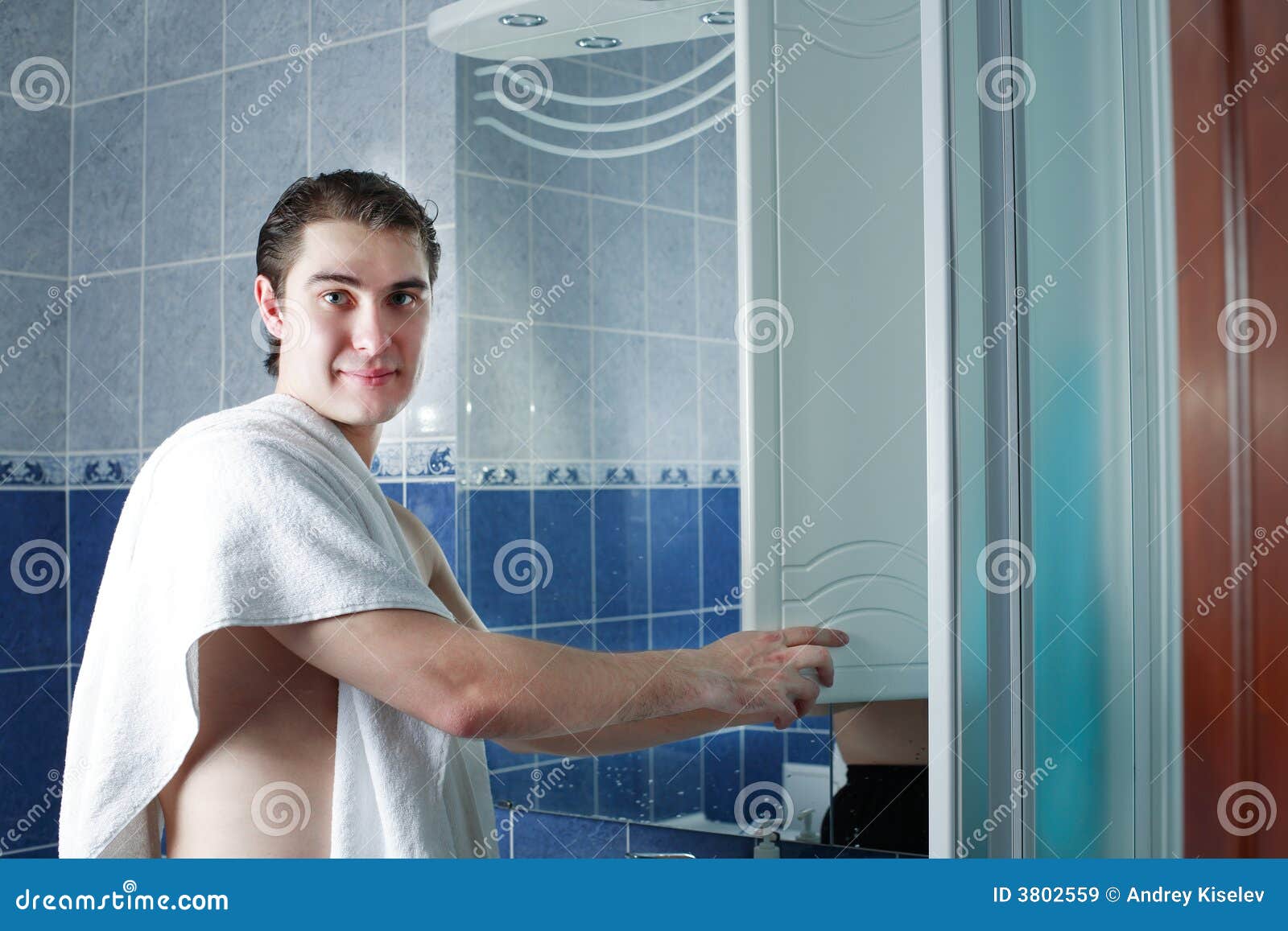 Cuarto de baño imagen de archivo. Imagen de ojos, hermoso - 3802559