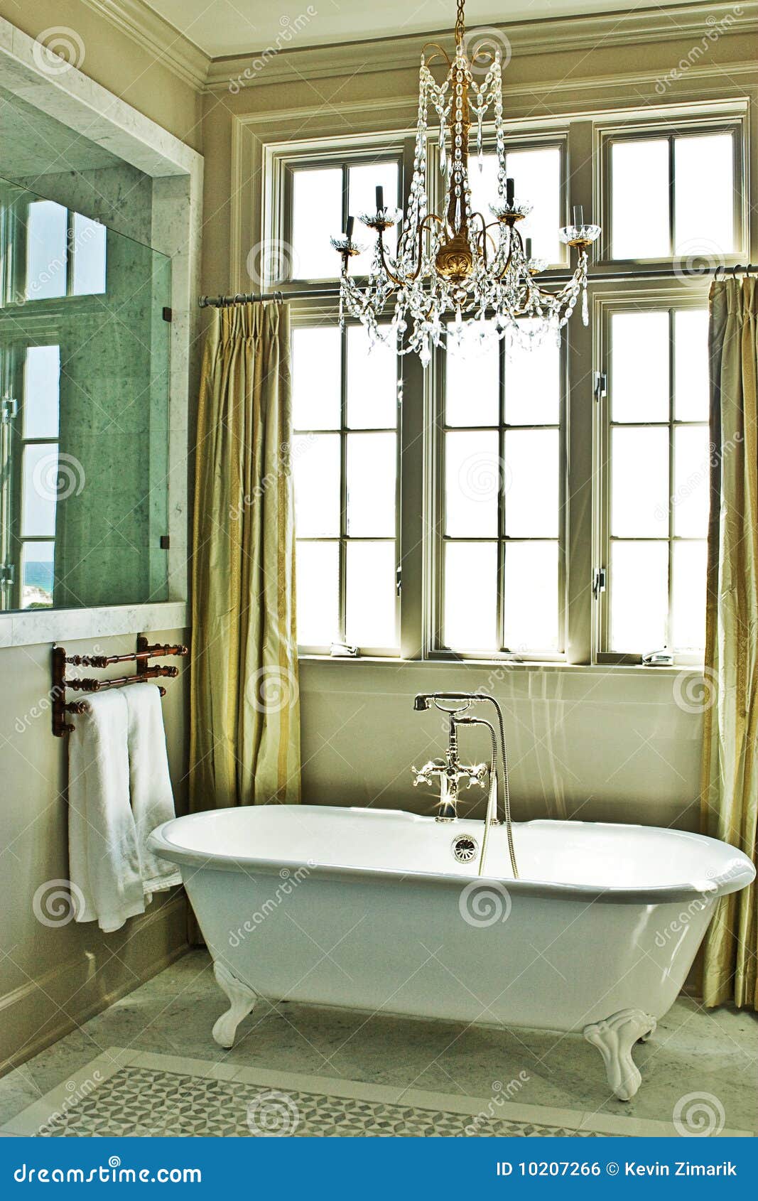 Cuarto De Baño Elegante Con La Tina Foto de archivo - Imagen de lujo ...