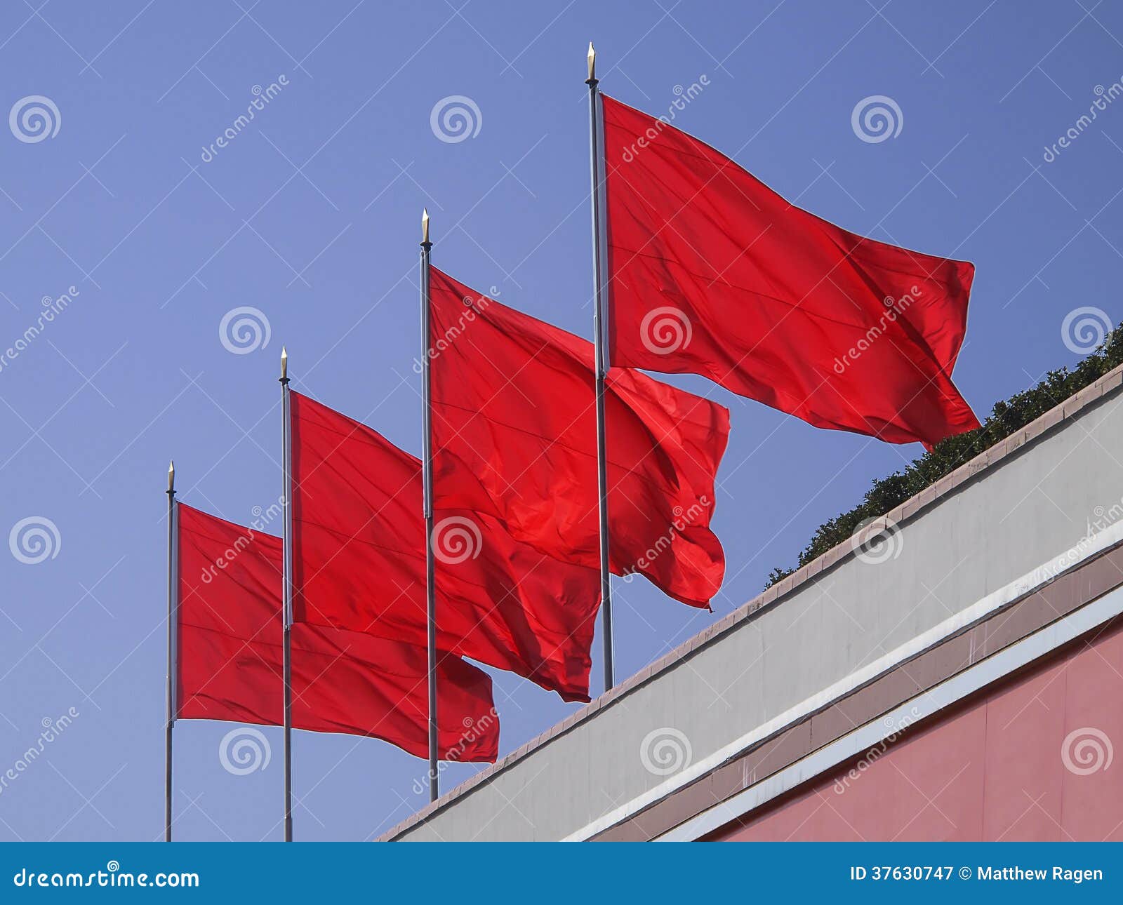 Cuatro banderas rojas imagen de archivo. Imagen de viento - 37630747