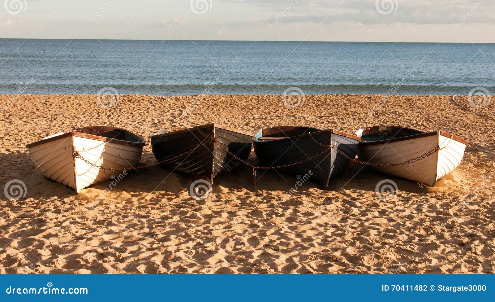 Cuatro barcos en la playa foto de archivo. Imagen de costa - 70411482