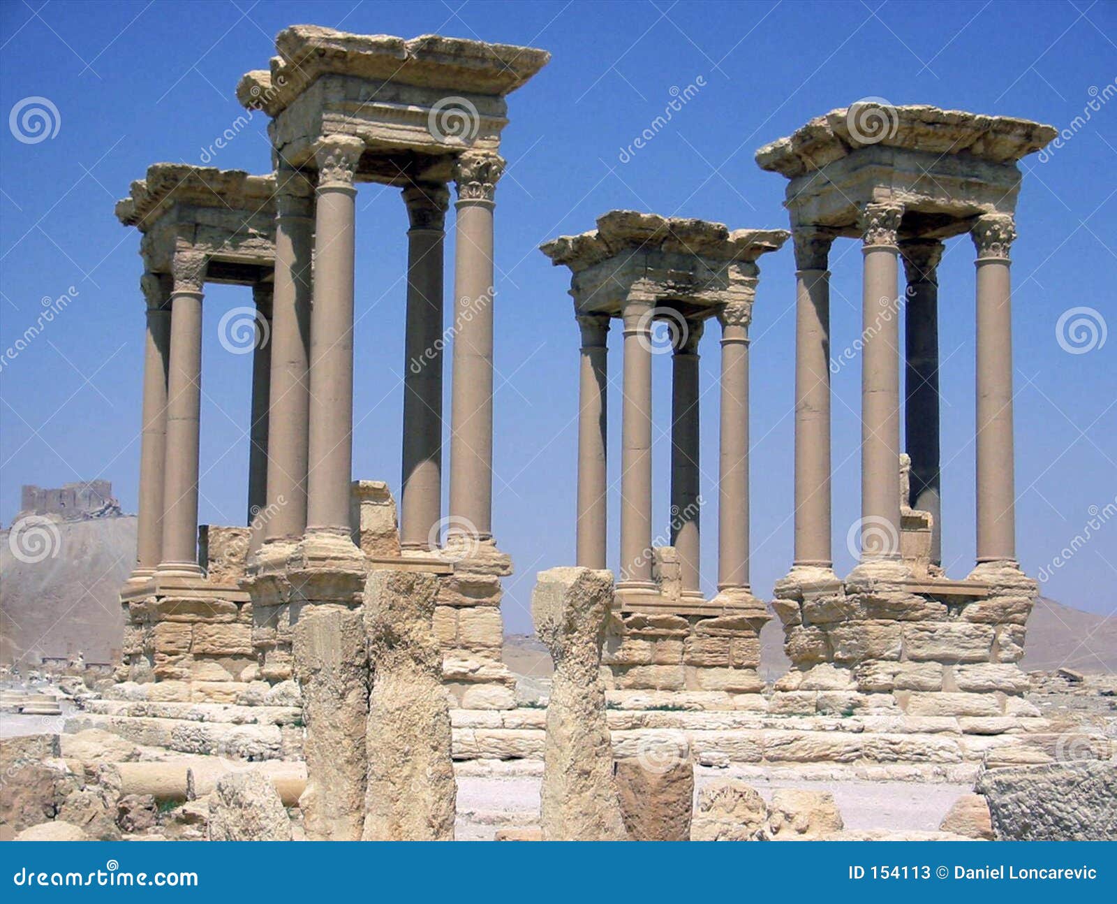 Cuatro columnas imagen de archivo. Imagen de cielos, azul - 154113