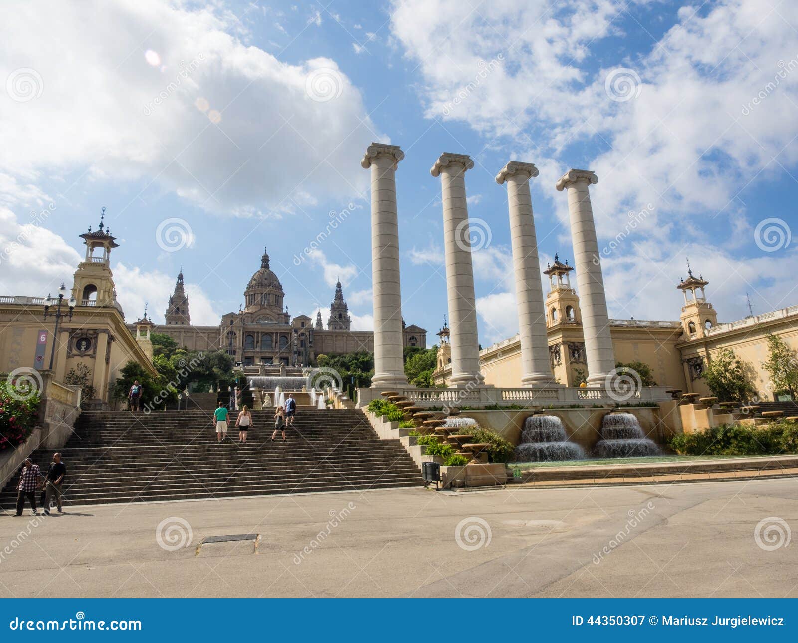Cuatro columnas fotografía editorial. Imagen de urbano - 44350307