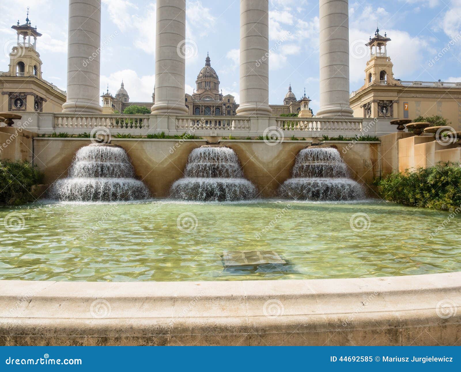 Cuatro columnas imagen de archivo. Imagen de europa, urbano - 44692585