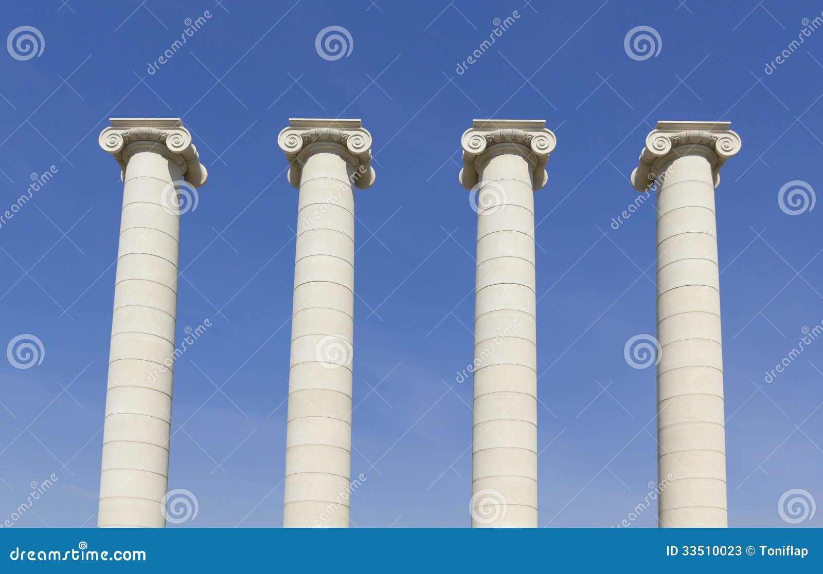 Cuatro Columnas Blancas, Barcelona Imagen de archivo - Imagen de ...