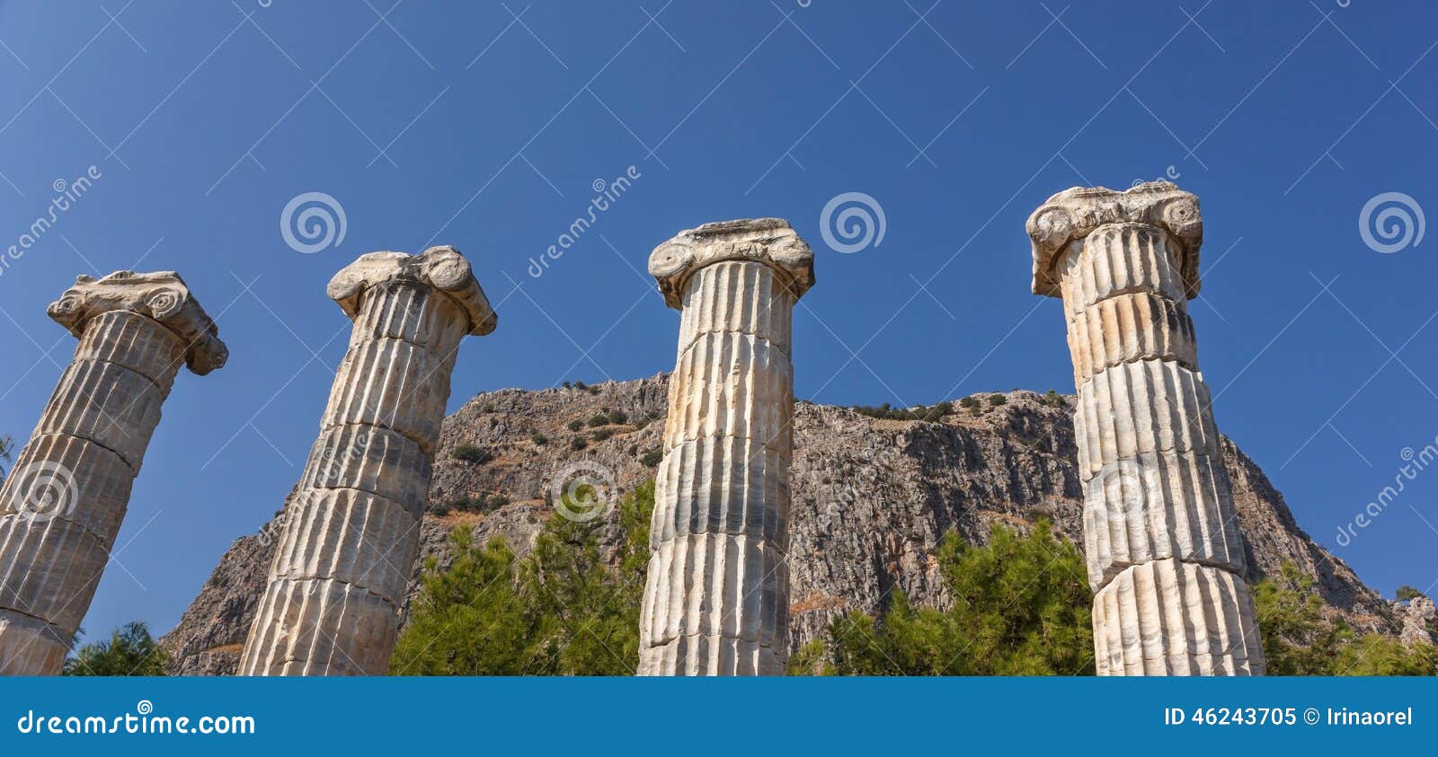 Cuatro Columnas En El Templo Athena Imagen de archivo - Imagen de ...