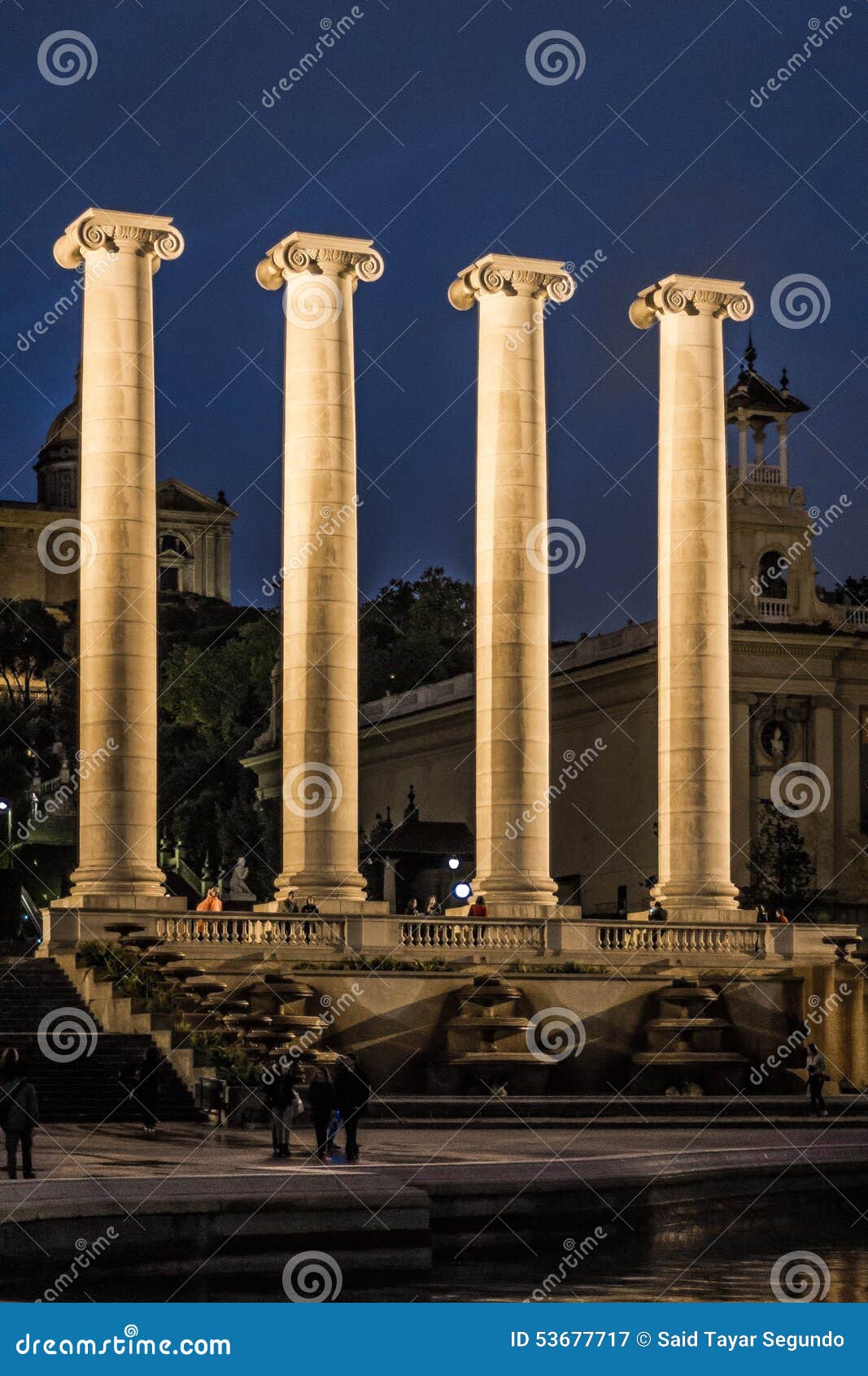 Cuatro Columnas En La Noche Imagen de archivo - Imagen de indicador ...