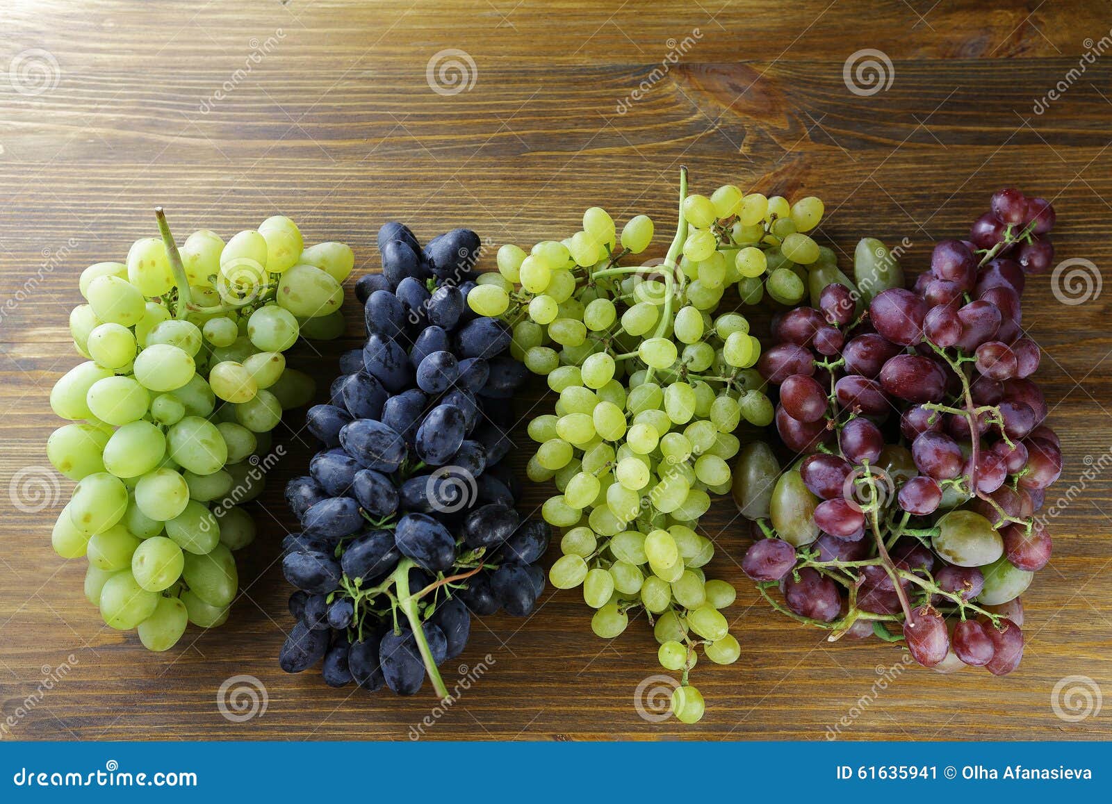 Cuatro diversas uvas imagen de archivo. Imagen de rojo - 61635941