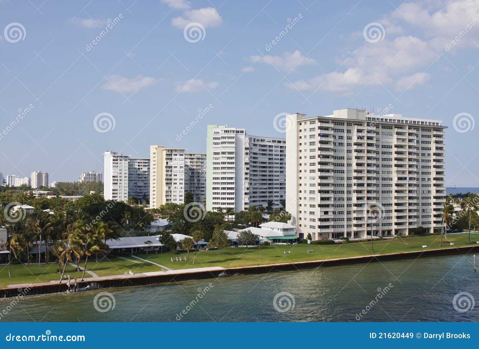 Cuatro Edificios Blancos De La Propiedad Horizontal En Costa Imagen de ...