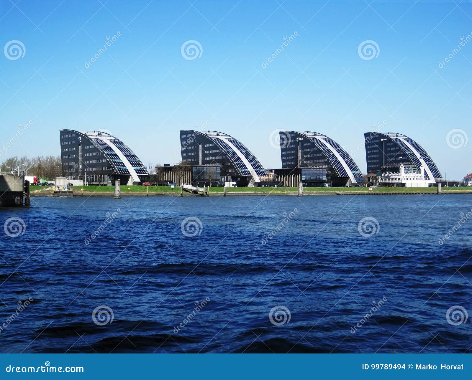 Cuatro edificios simetric foto de archivo. Imagen de lujo - 99789494