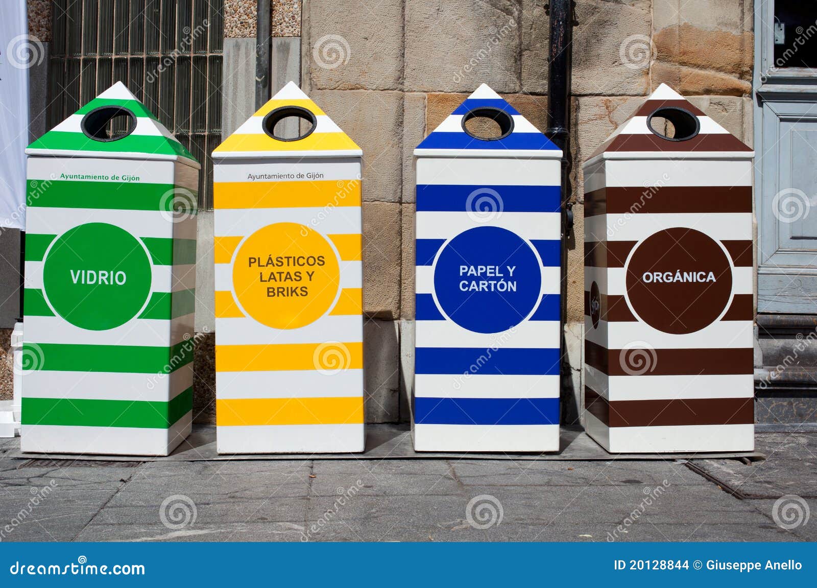 Cuatro Envases Para Reciclar Foto de archivo - Imagen de tambores ...